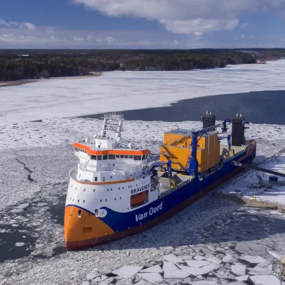 Flexible fallpipe vessel | Van Oord